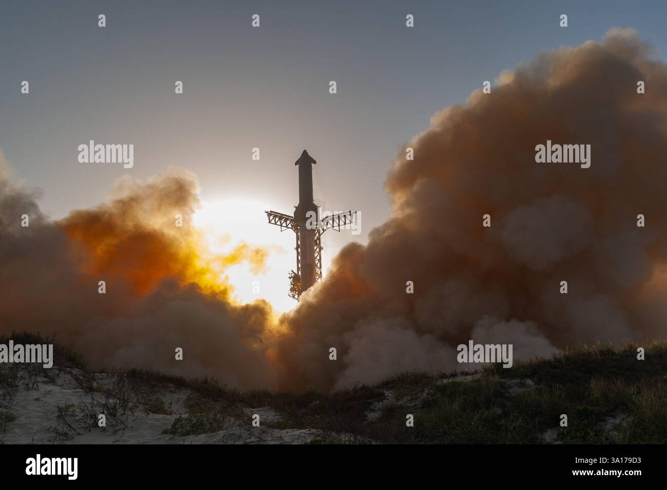 Boca Chica, USA. 06th Mar, 2025. On a clear late afternoon SpaceX ...