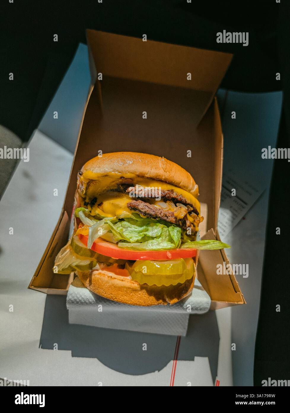 Smash burger in to go box with natural lighrt Stock Photo - Alamy