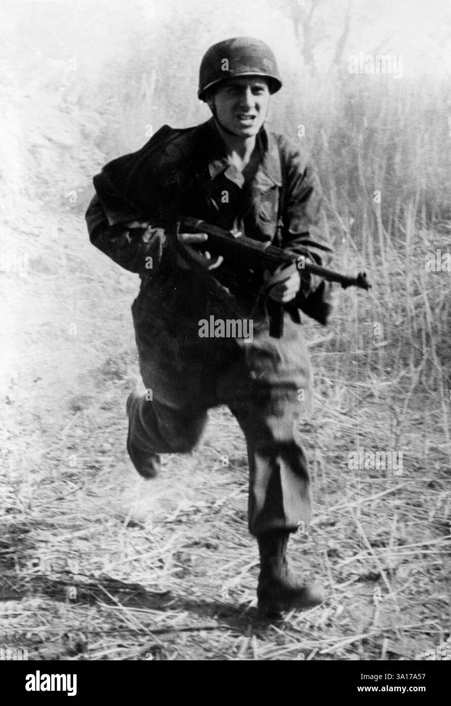 Paratroop soldier with a submachine gun in Italy. Photo: Seeger ...