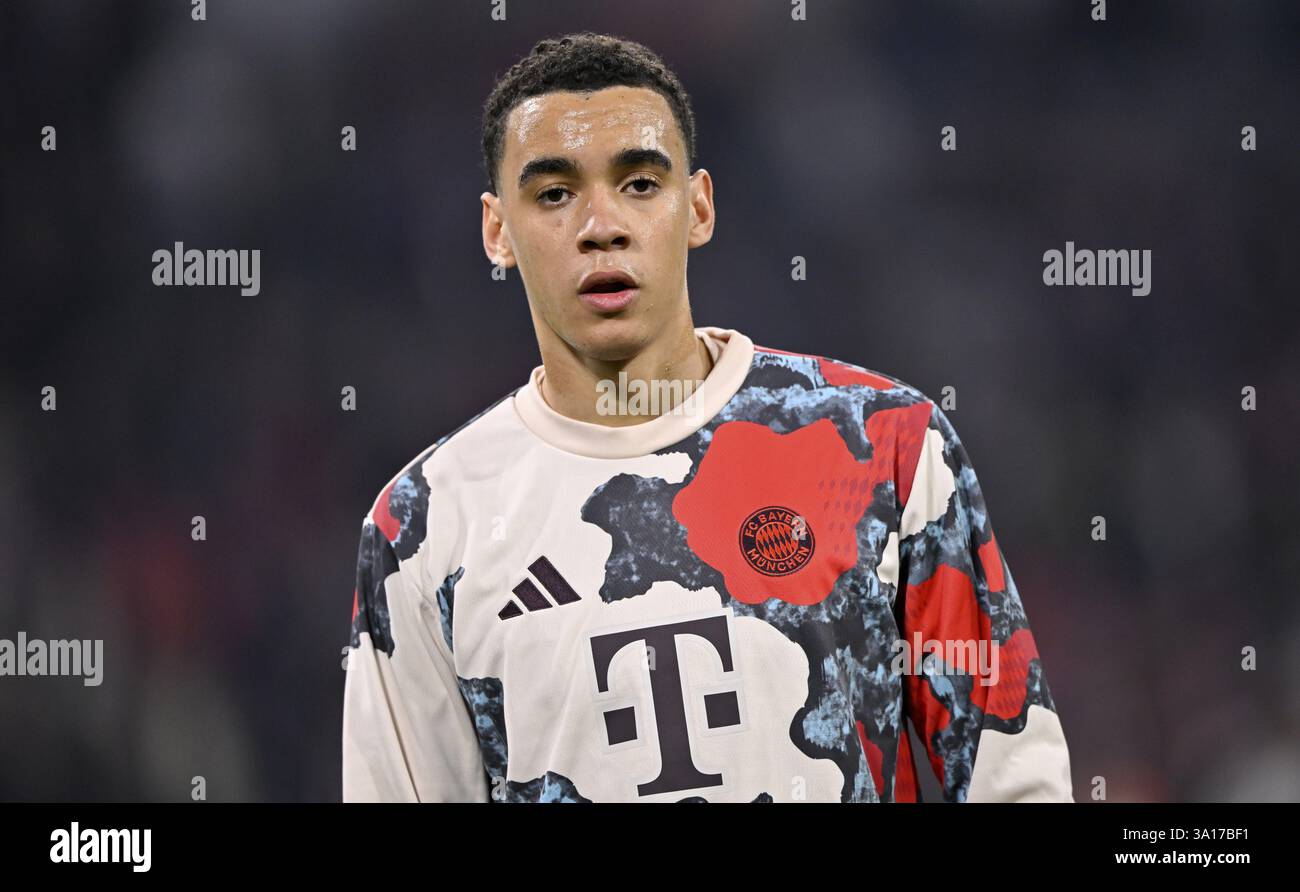 Warm-up Training Jamal Musiala FC Bayern Munich FCB (42) portrait UEFA ...