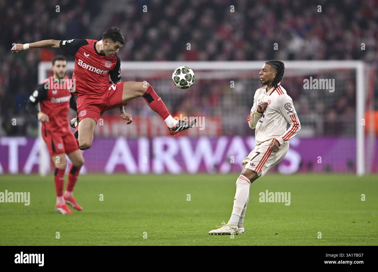 Tackle, action Exequiel Palacios Bayer 04 Leverkusen (25) v Michael ...