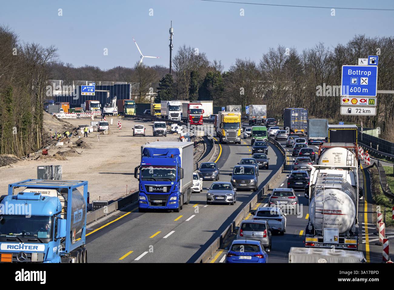 Heavy traffic on the A2 motorway, east of the Oberhausen motorway ...