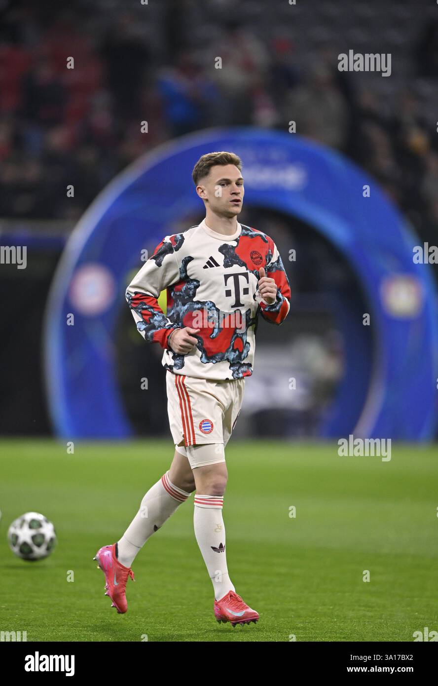 Warm-up training Joshua Kimmich FC Bayern Munich FCB (06) in front of ...