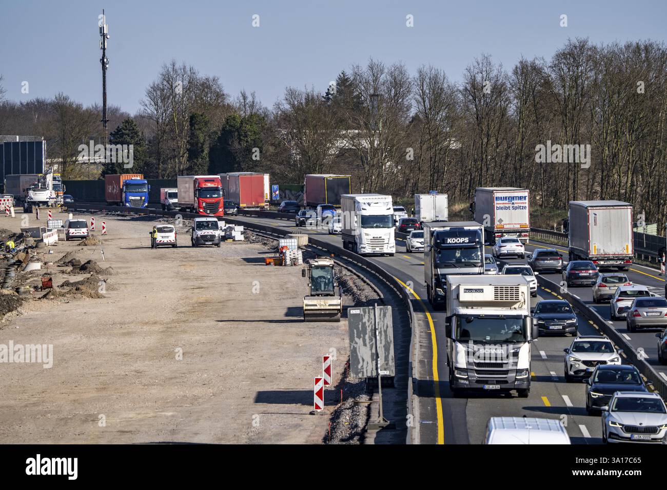 Heavy traffic on the A2 motorway, east of the Oberhausen motorway ...