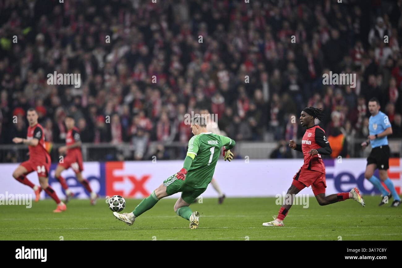 Goalkeeper Manuel Neuer FC Bayern Muenchen FCB (01) Action gives the ...
