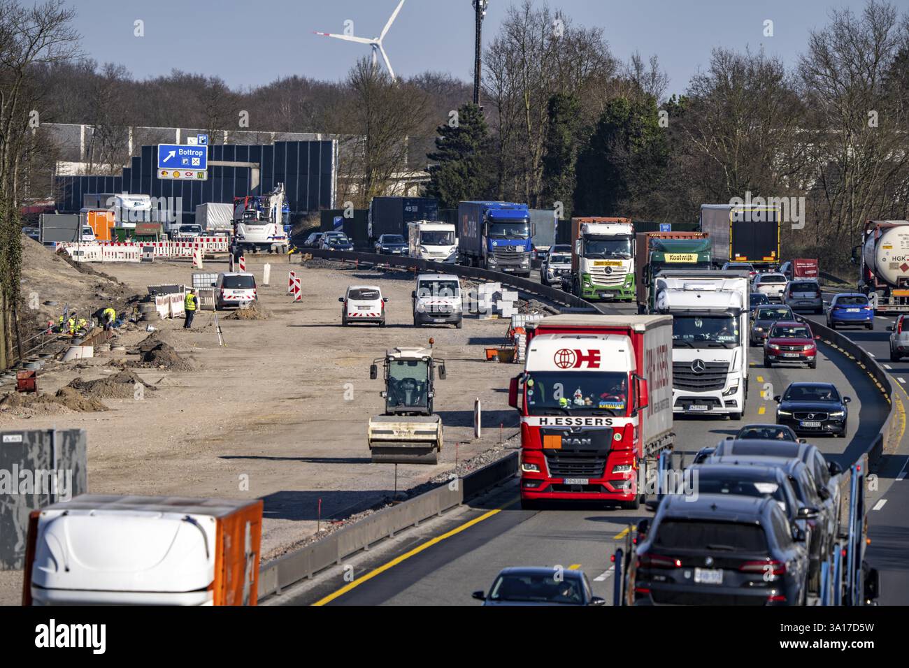 Heavy traffic on the A2 motorway, east of the Oberhausen motorway ...