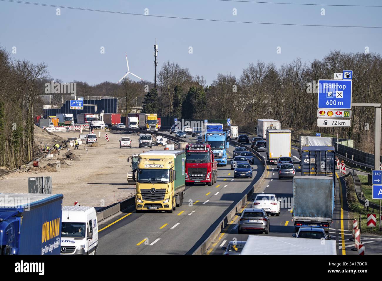 Heavy traffic on the A2 motorway, east of the Oberhausen motorway ...
