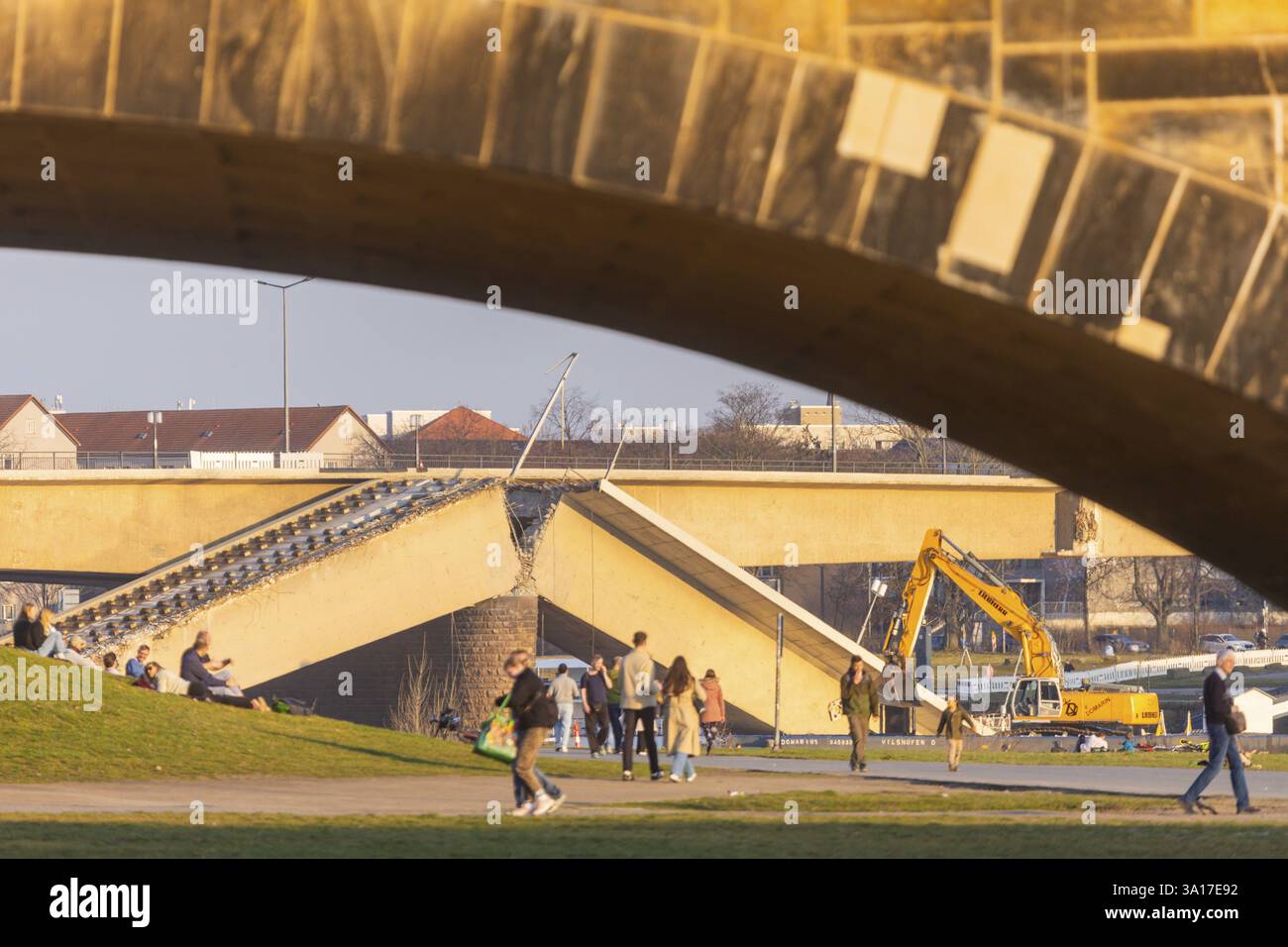 After the partial collapse of the Carola Bridge, preparations were made ...