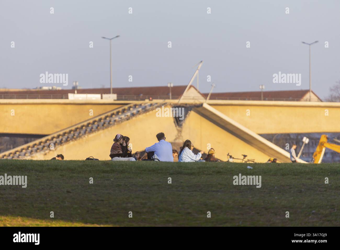 After the partial collapse of the Carola Bridge, preparations were made ...