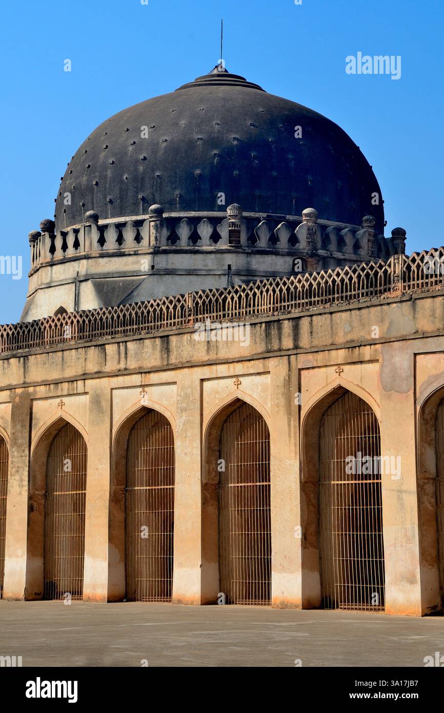 Solah khamba masjid hi-res stock photography and images - Alamy