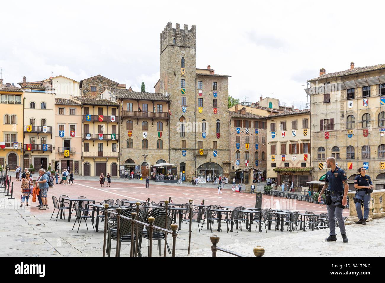 Piazza Grande mit Torre Faggiolana und Häusern verschiedener Epochen ...