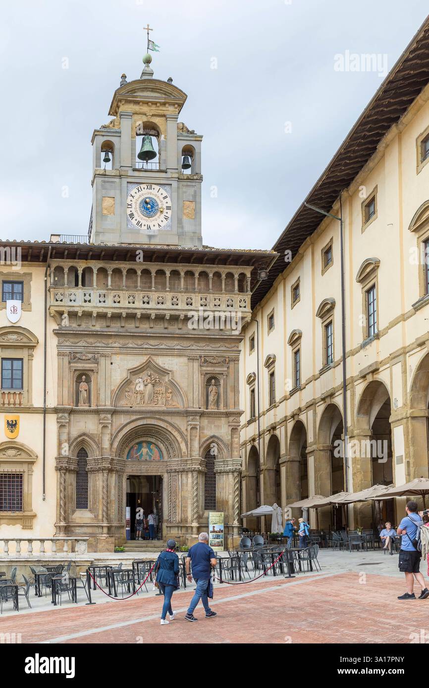 Piazza Grande mit Palazzo della Fraternita und dem Laubengang vom ...