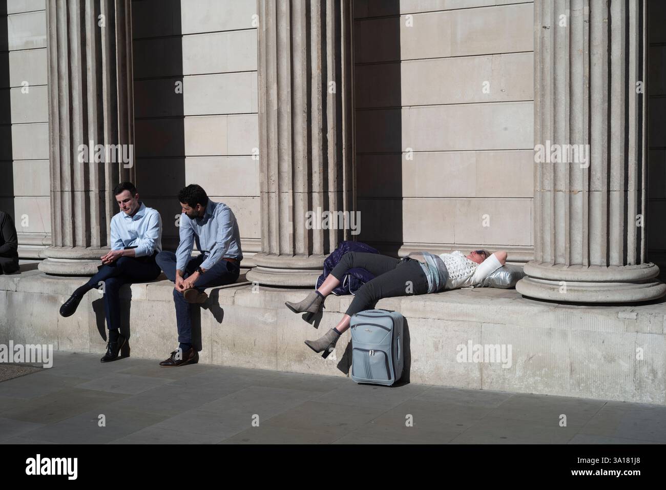 City workers enjoy the Spring sunshine along Threadneedle Street ...