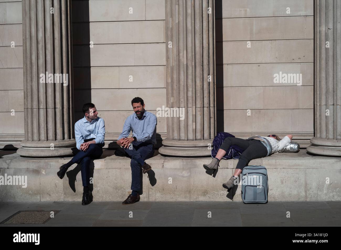 City workers enjoy the Spring sunshine along Threadneedle Street ...