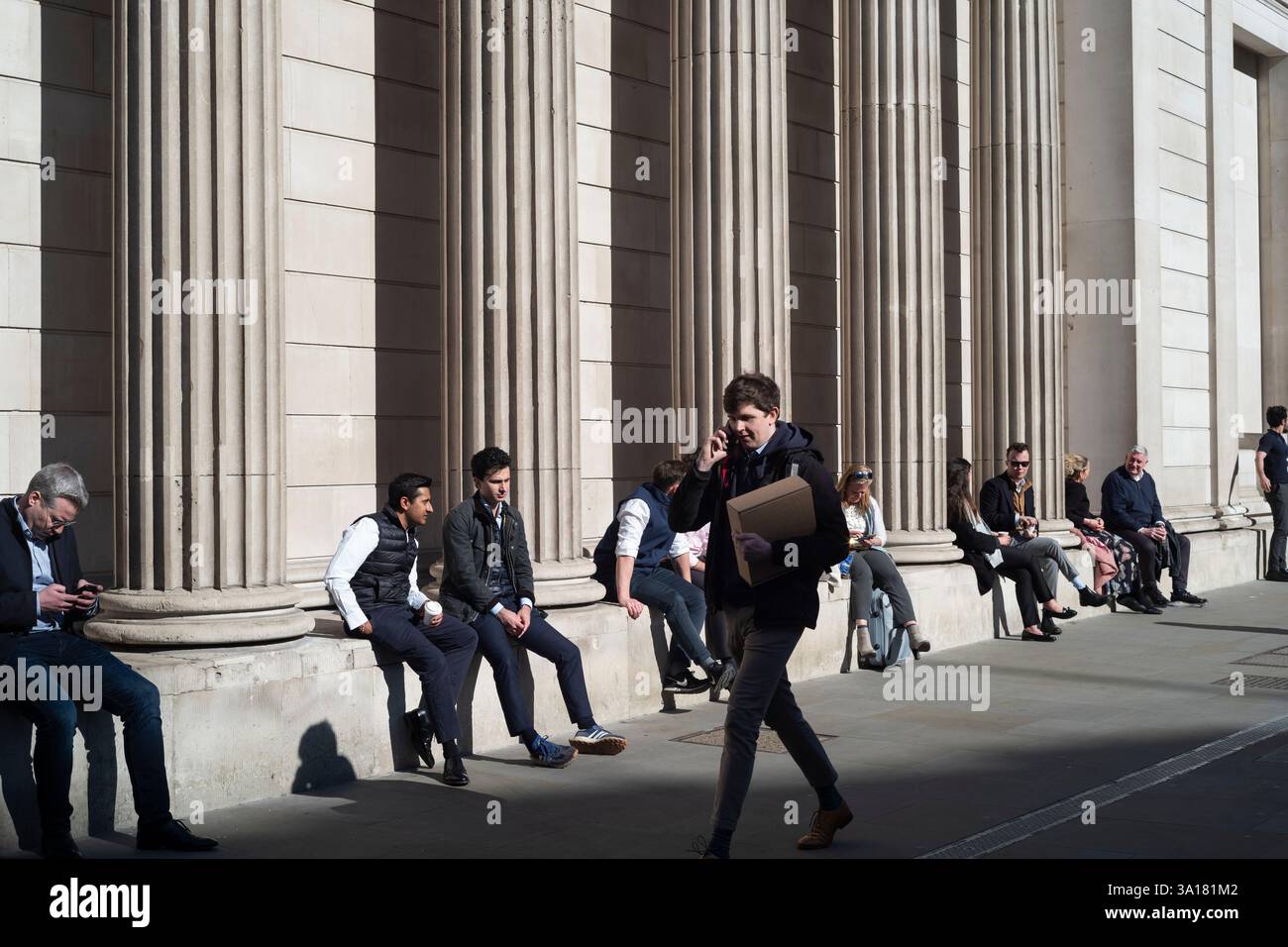 City workers enjoy the Spring sunshine along Threadneedle Street ...