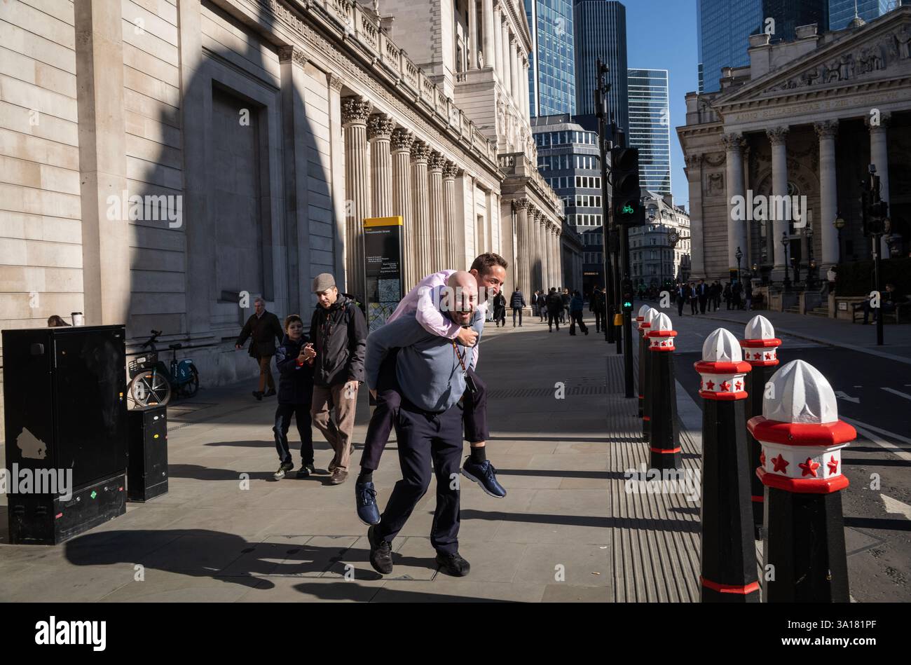 City workers enjoy the Spring sunshine along Threadneedle Street ...