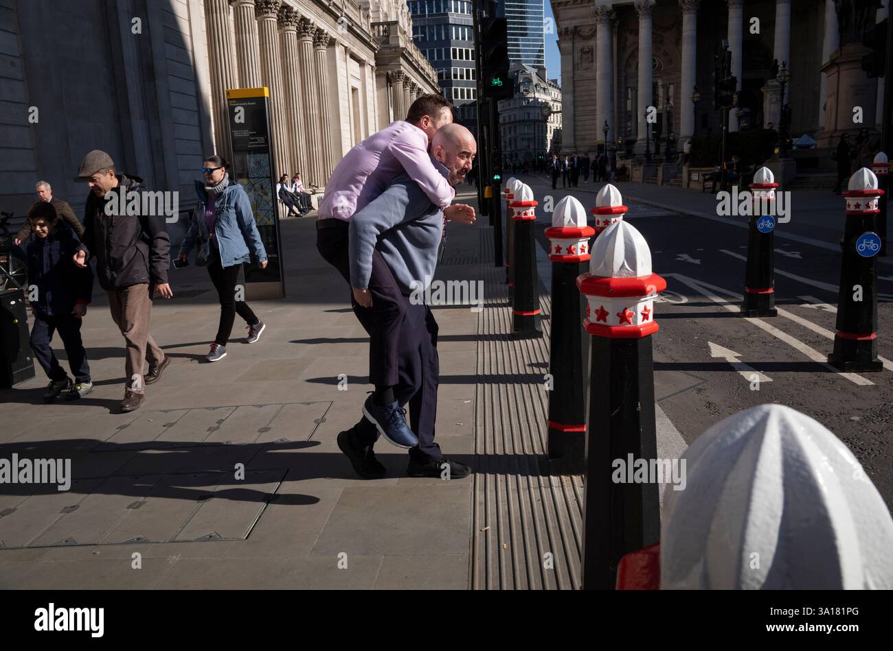 City workers enjoy the Spring sunshine along Threadneedle Street ...