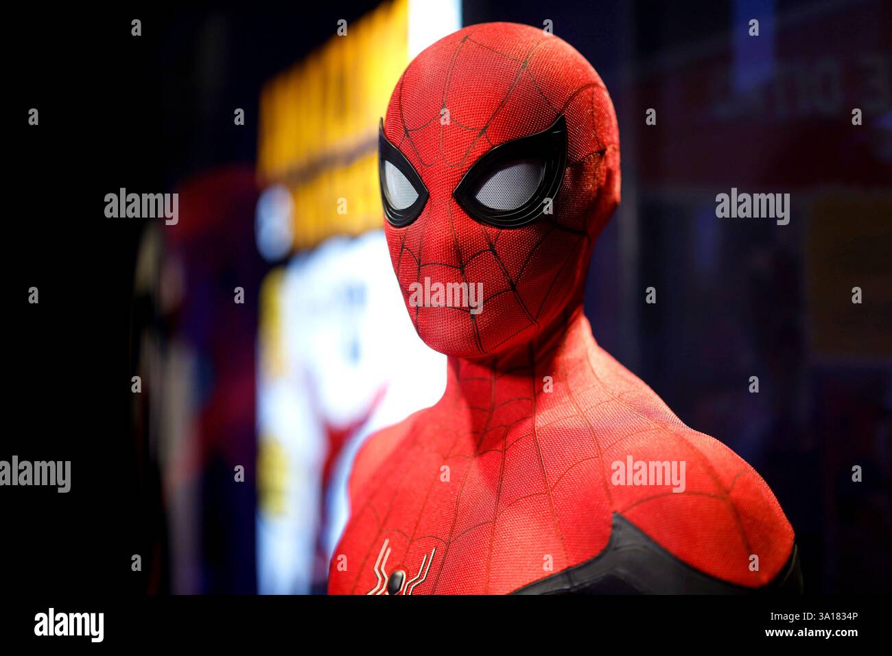 Ein Kostüm von Spider-Man aus den Filmen bei der Ausstellung Marvel ...