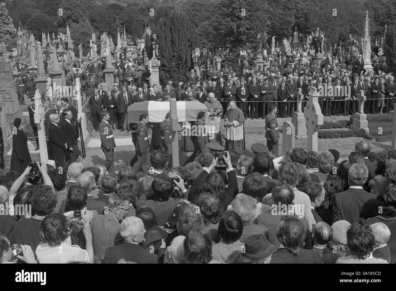The casket of former Irish President Eamon de Valera, is carried into ...