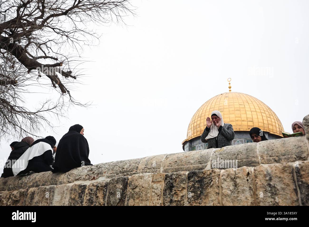 ISRAEL-PALESTINIANS/RAMADAN-JERUSALEM-PRAYERS Muslim worshippers attend ...
