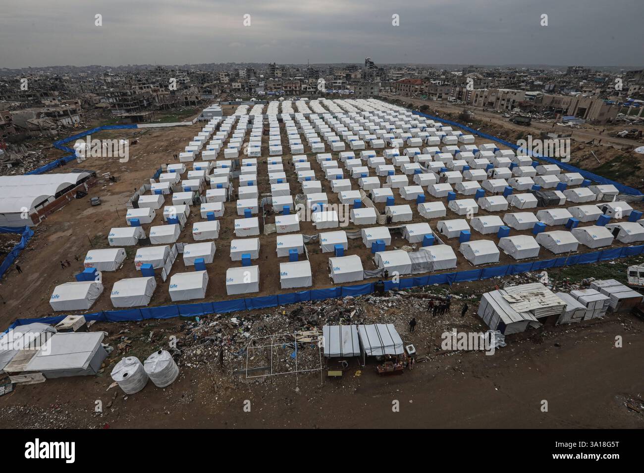 Newly erected tents are spread in Al-Zeitoun neighbourhood in Gaza City ...