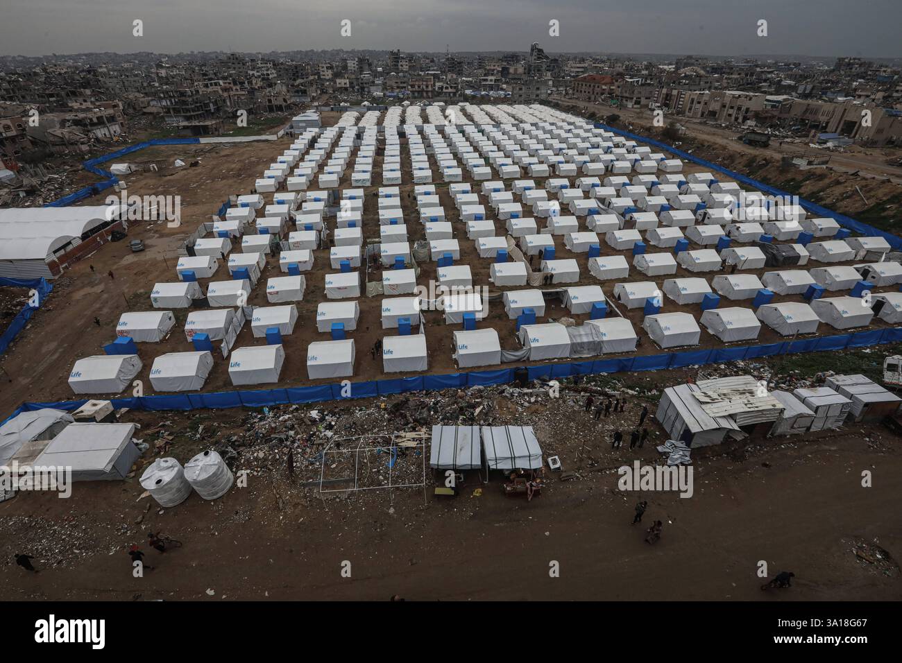 Newly erected tents are spread in Al-Zeitoun neighbourhood in Gaza City ...