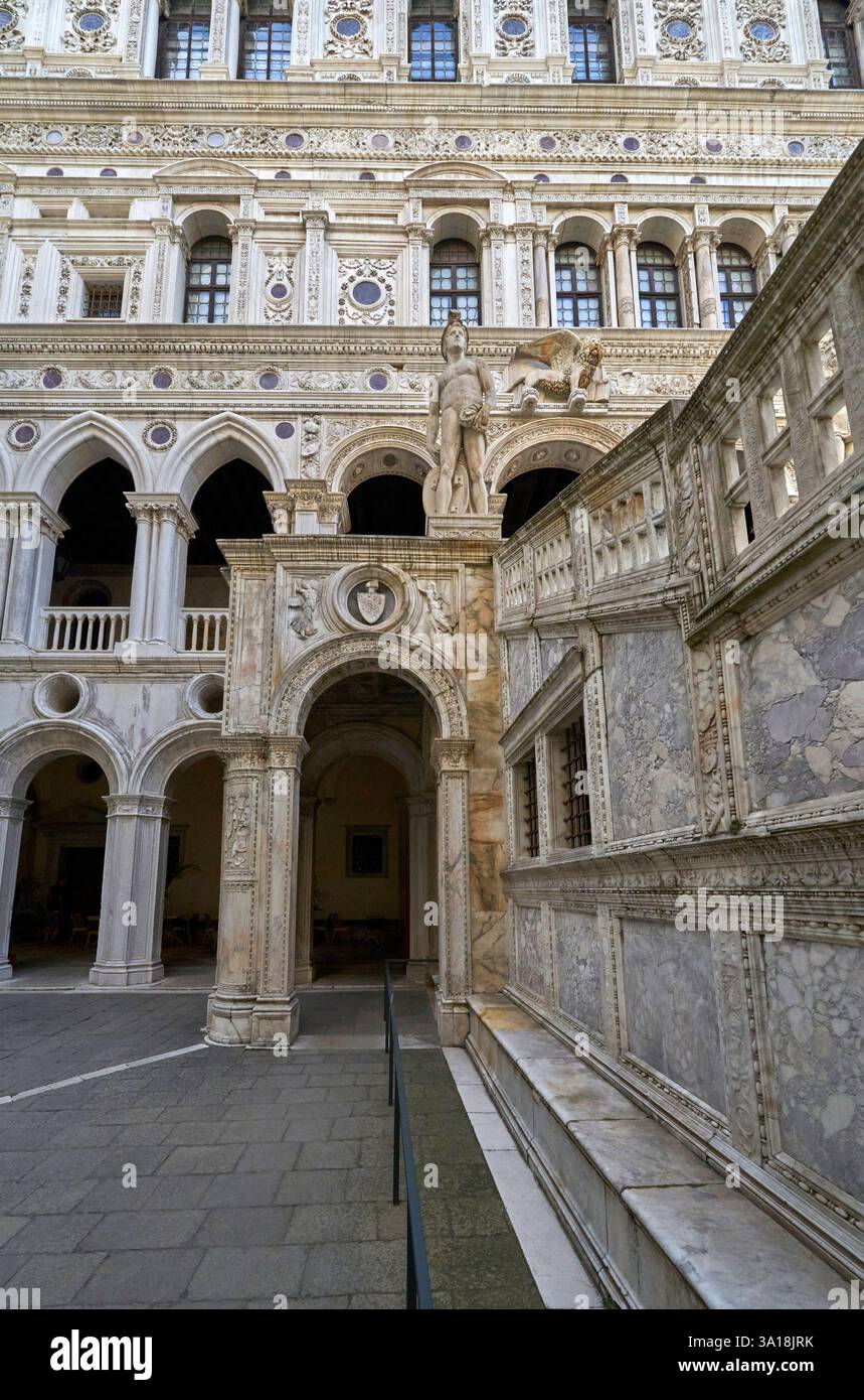 In the courtyard of Doge Palace, Venice, Italy Stock Photo - Alamy