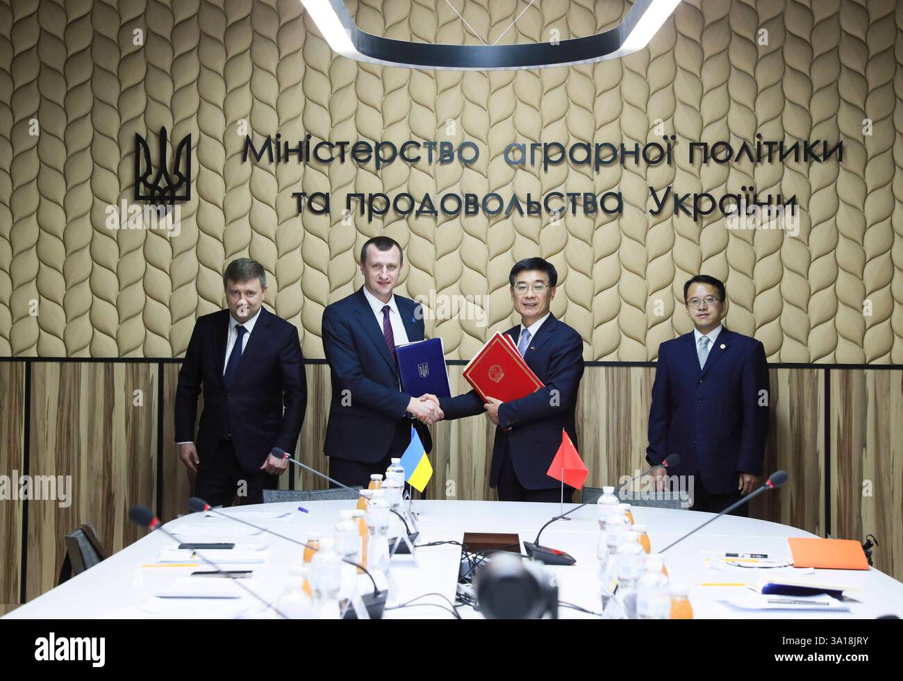 (250307) -- KIEV, March 7, 2025 (Xinhua) -- Chinese Ambassador to Ukraine Ma Shengkun (2nd R ...