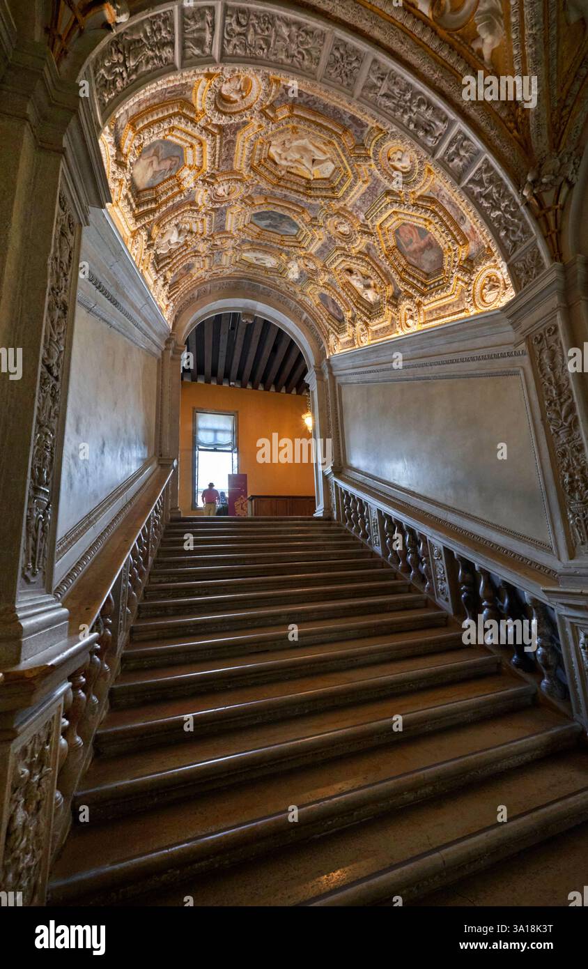 Detail on doges palace hi-res stock photography and images - Alamy