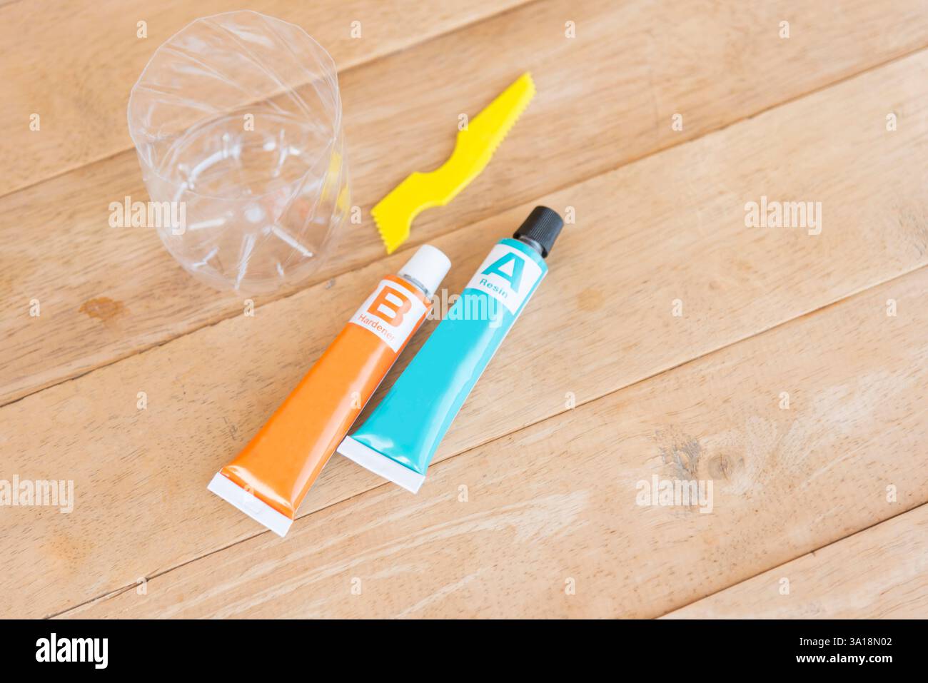 Mixing the epoxy glue for stick the steel part Stock Photo - Alamy