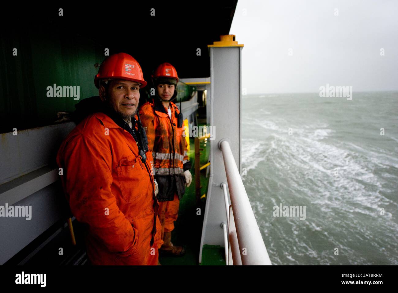 Twee matrozen wachten op de loods voor de haven van Stockholm Stock ...