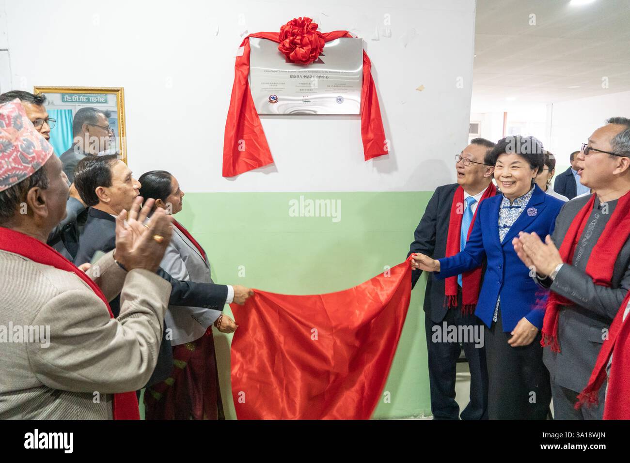 (250307) -- KATHMANDU, March 7, 2025 (Xinhua) -- Guests unveil a plaque ...