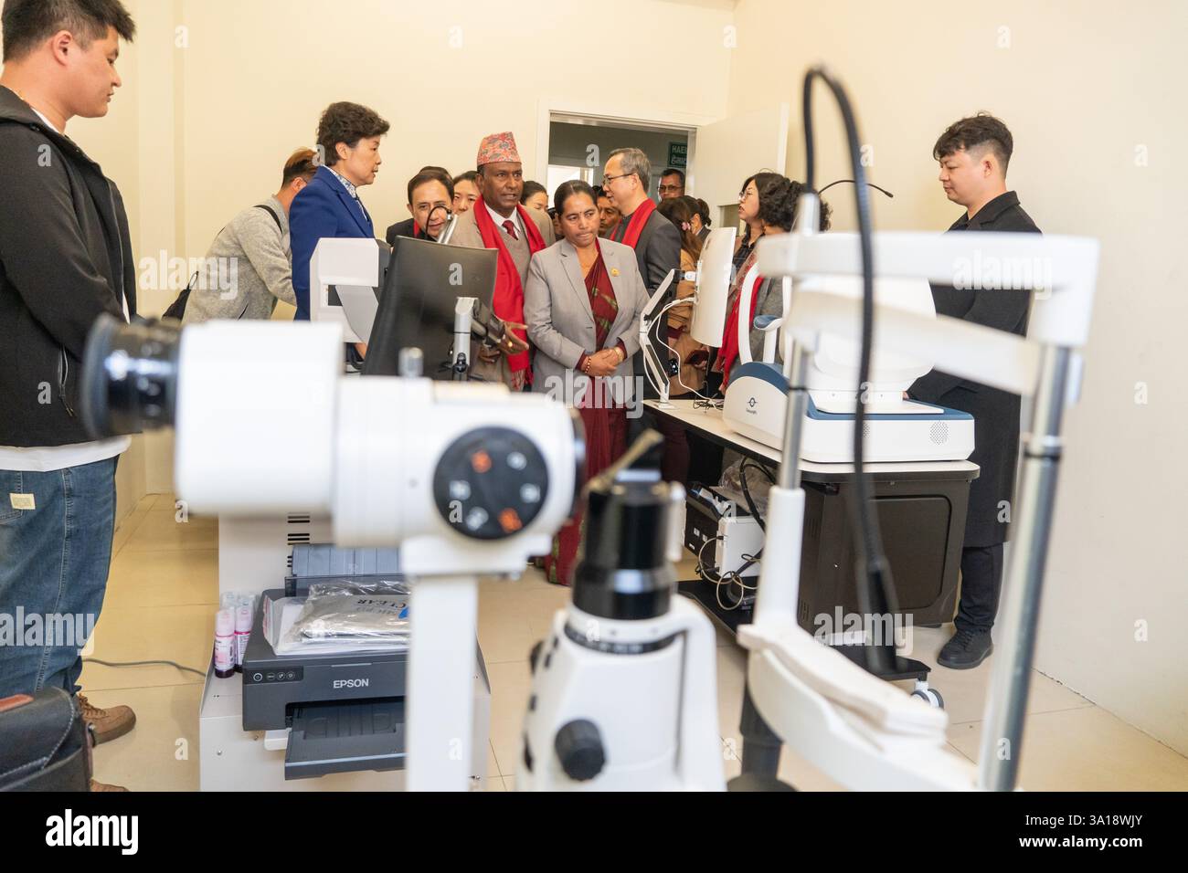 (250307) -- KATHMANDU, March 7, 2025 (Xinhua) -- Guests inspect China-donated ophthalmic ...