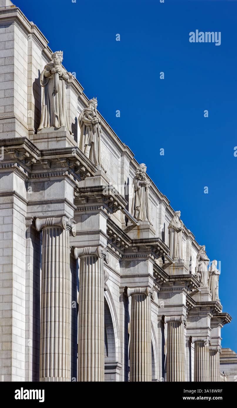 Union Station’s central pavilion is a triple arch surrounded by ionic ...