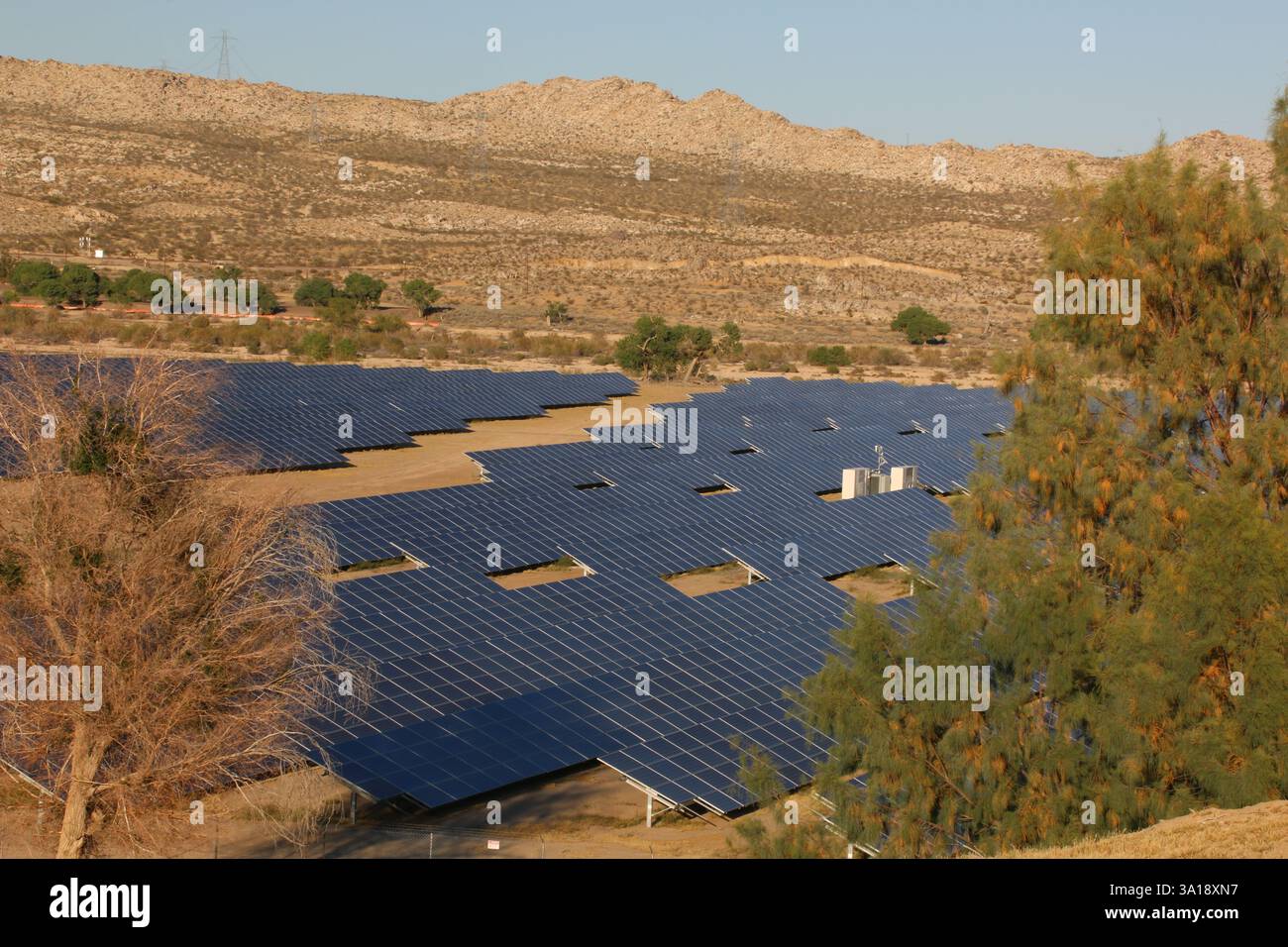 Solar panels generating electricity in the sunny desert Stock Photo - Alamy