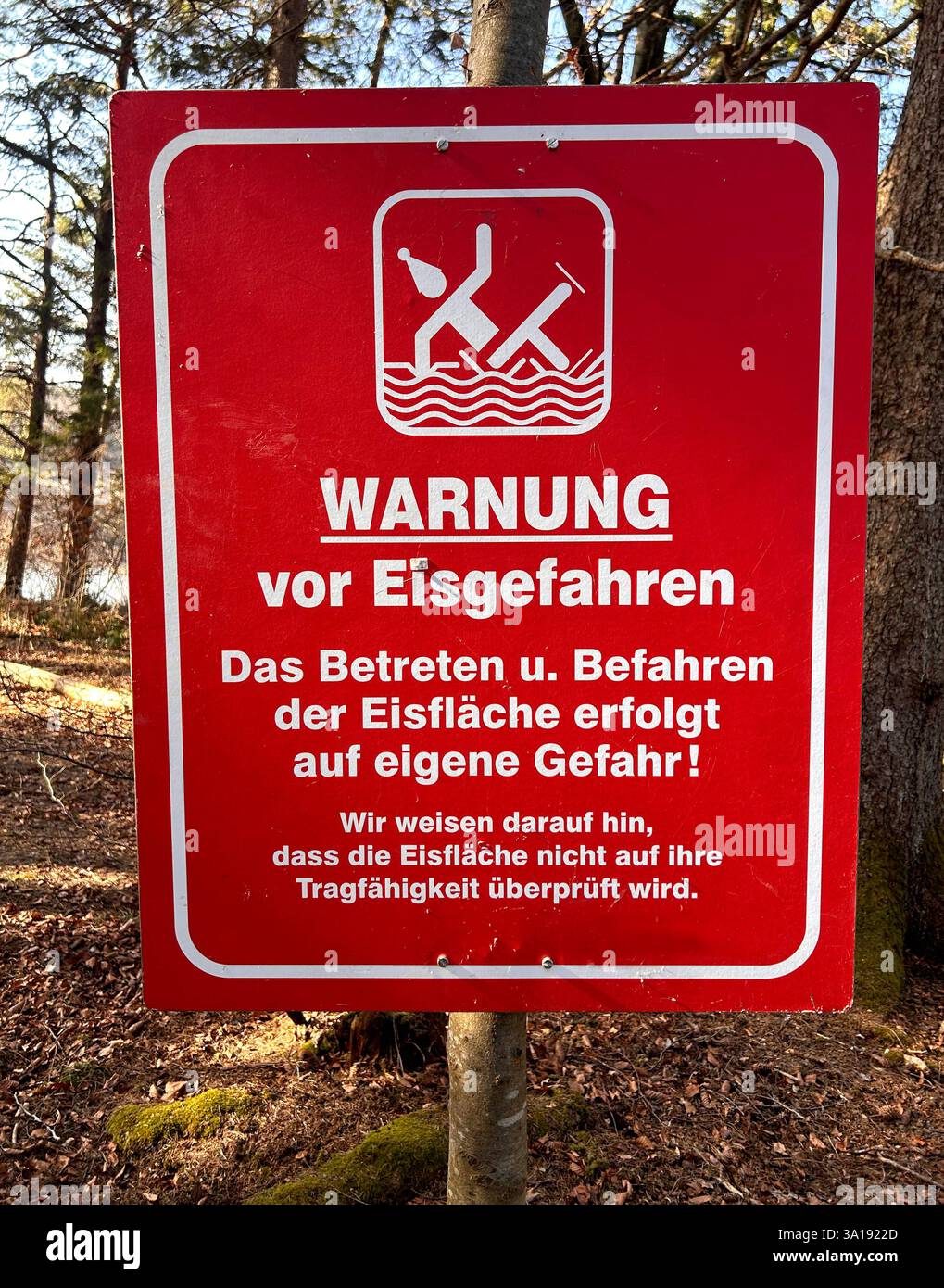 Hier ein Schild, Warnschild, Warnung vor Eisgefahren, Das Betreten und ...
