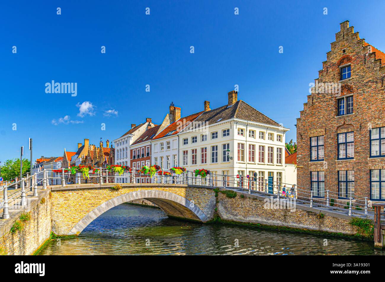 Bruges cityscape, Sint-Annareibrug stone Bridge, Sint Annarei water ...