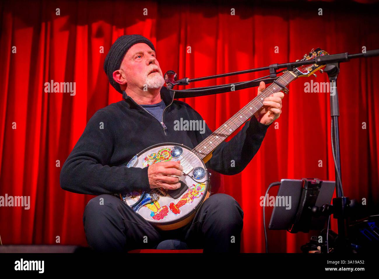 Musician Harry Manx playing banjo in concert Stock Photo - Alamy