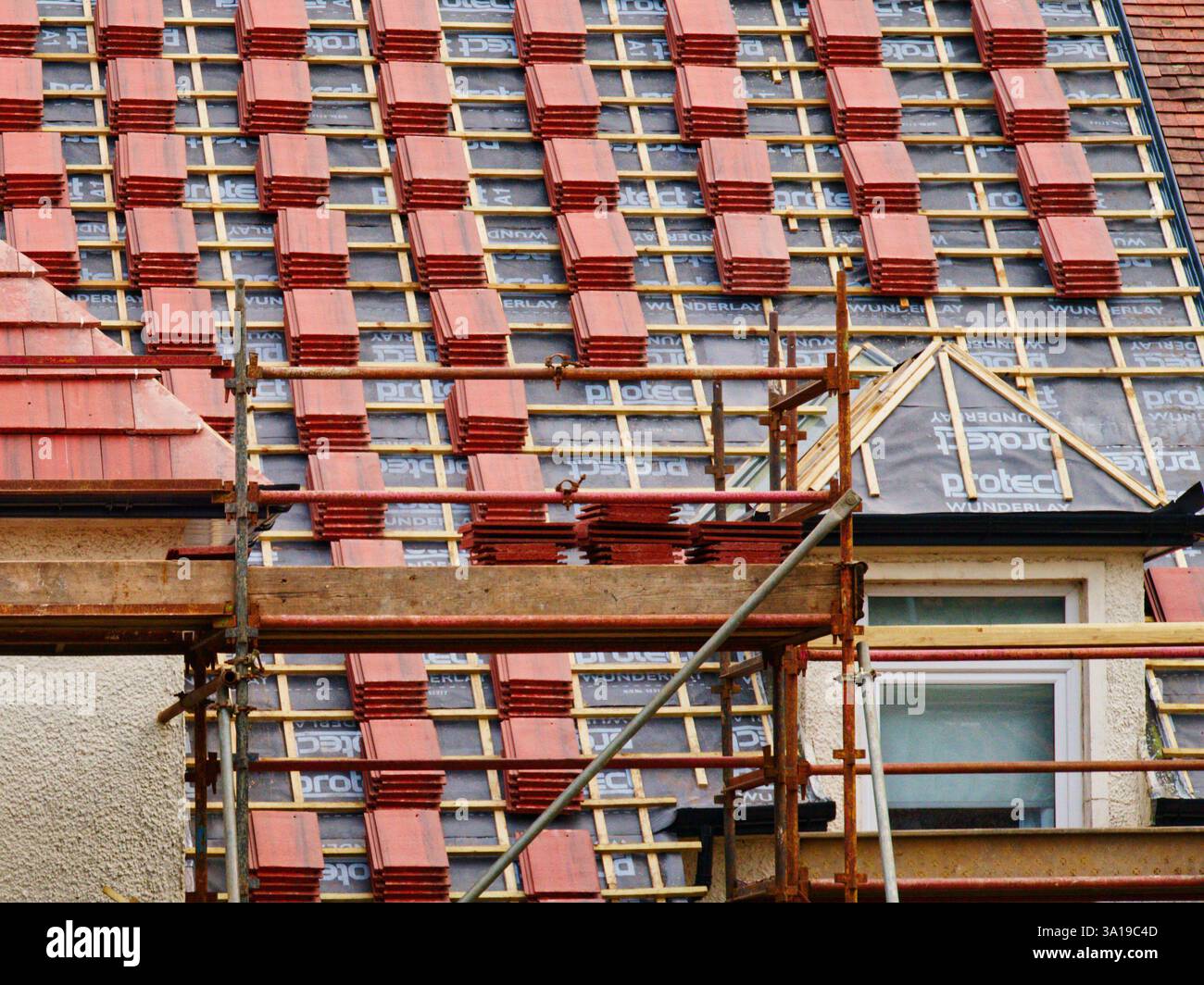 Roof slates in a row ready for new roof construction Stock Photo - Alamy