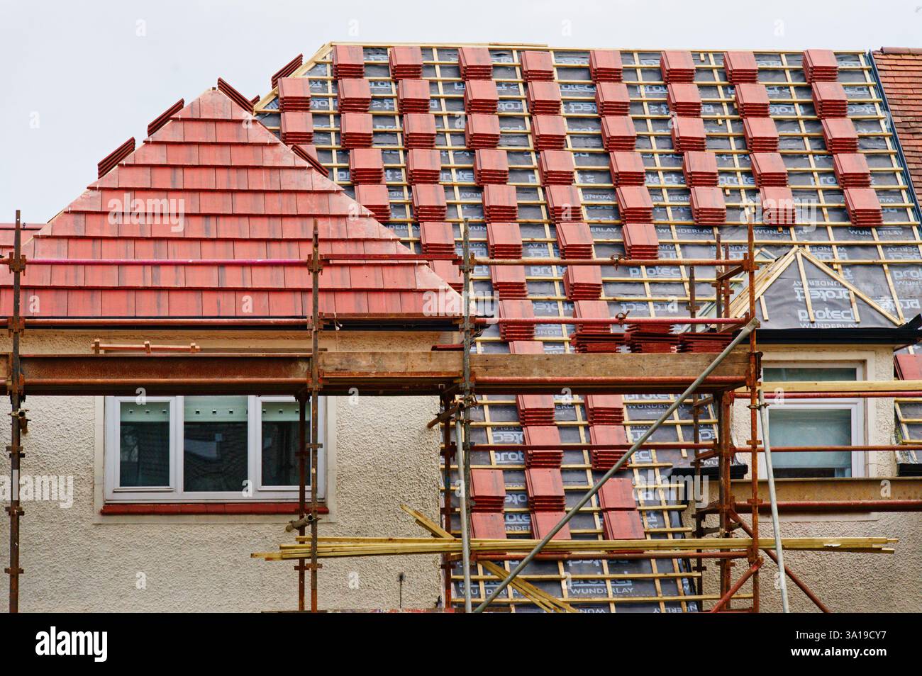 Roof slates in a row ready for new roof construction Stock Photo - Alamy