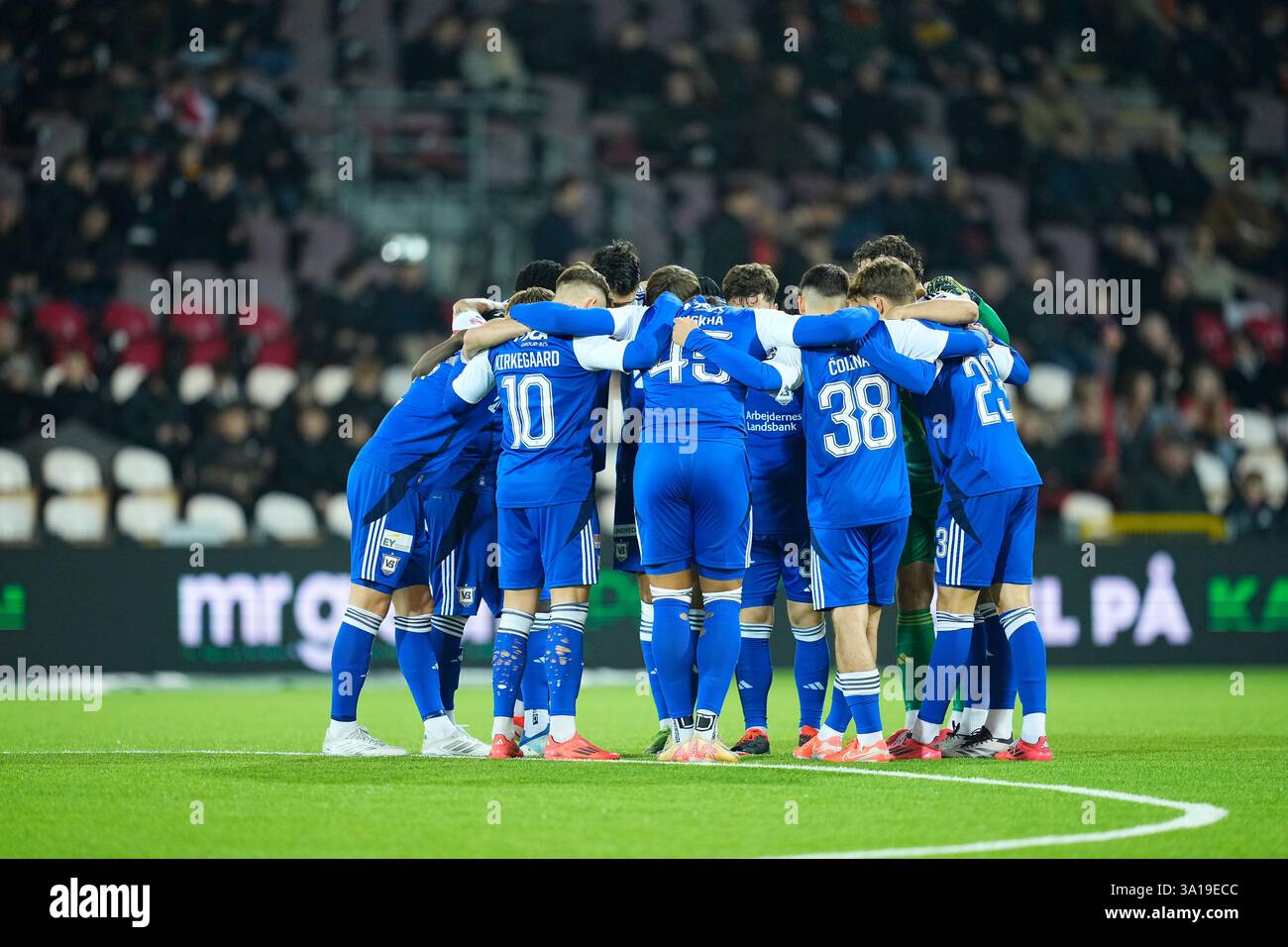 Superligakampen mellem FC Nordsjaelland og Vejle Boldklub paa Right To ...