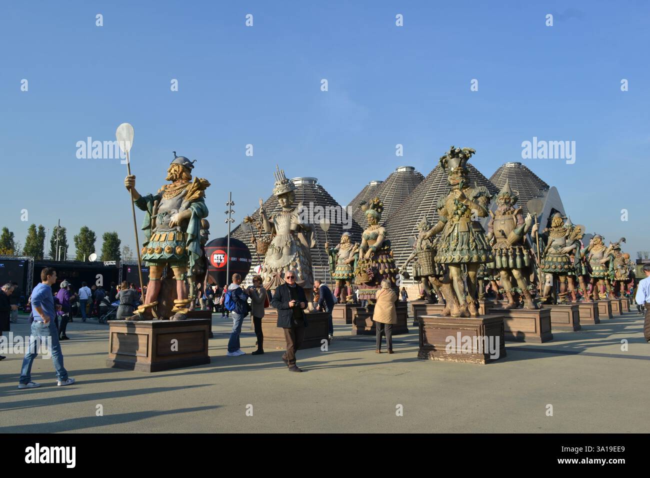 The last day of the Expo Milano 2015. Visitors walking along Triulza ...
