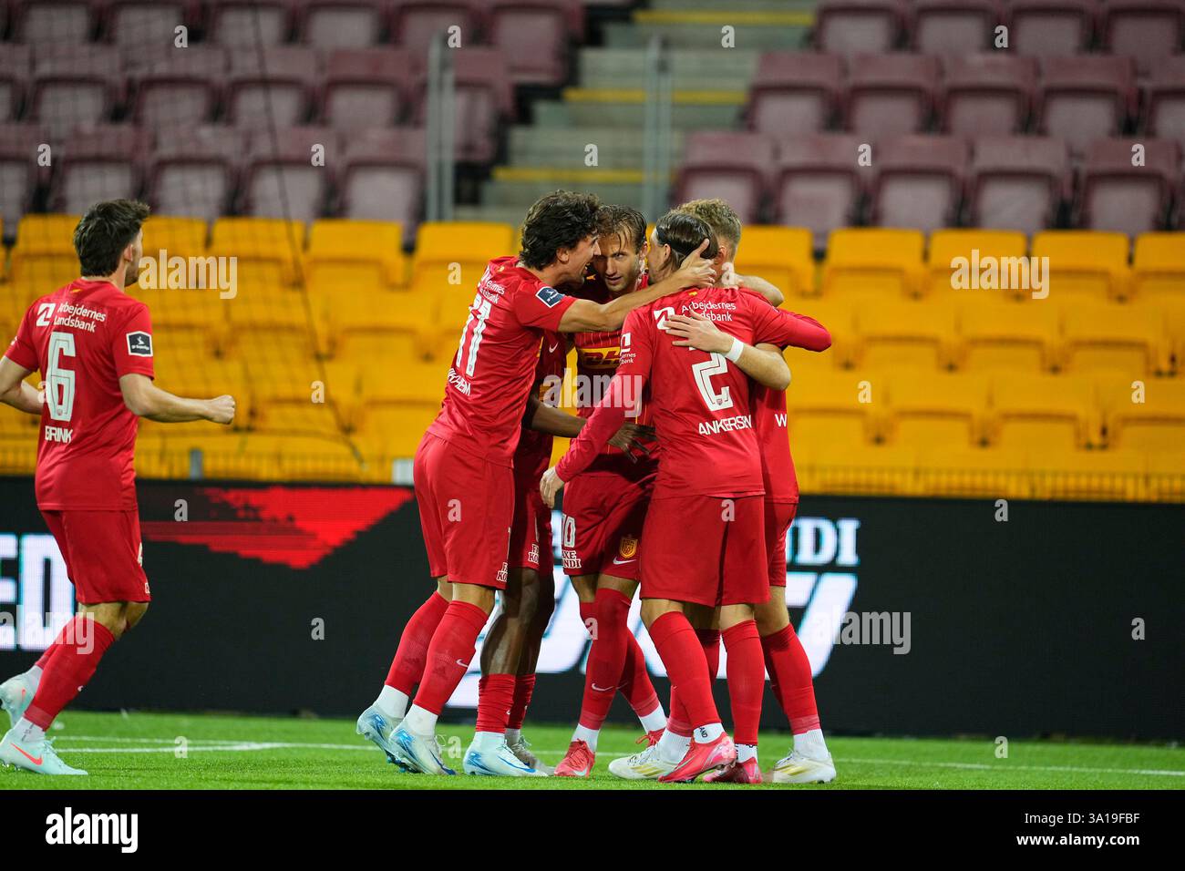 Superligakampen mellem FC Nordsjaelland og Vejle Boldklub paa Right To ...