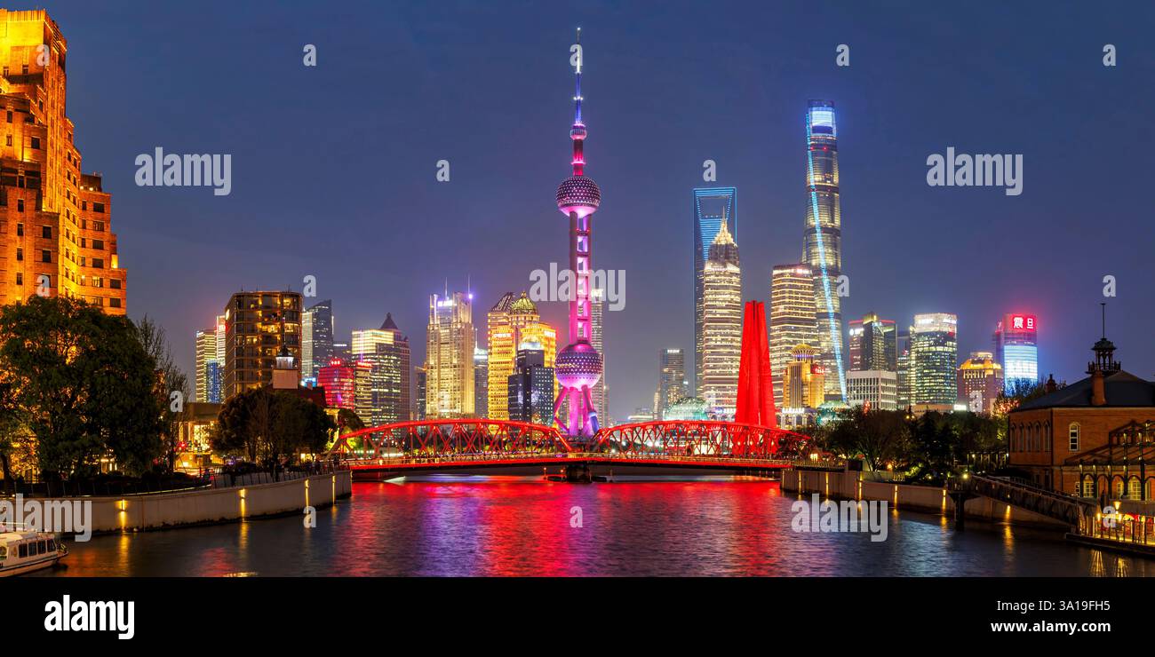 Shanghai, China, Shanghai skyline at the Bund with Oriental Pearl Tower ...