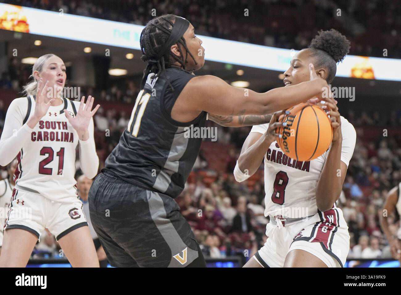 South Carolina forward Joyce Edwards (8) runs into the defense of ...