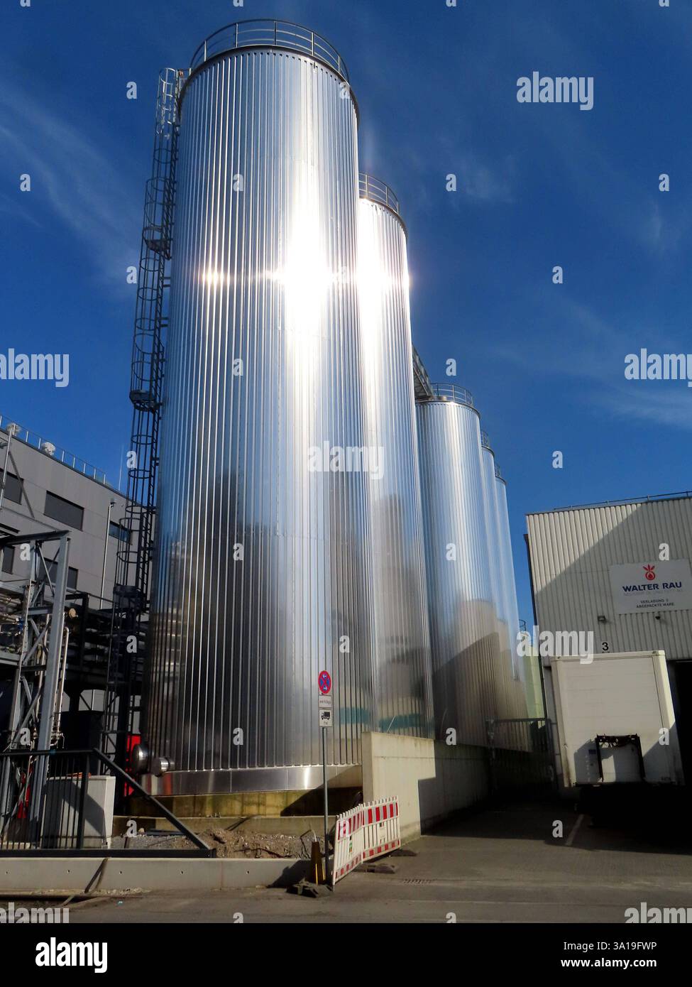 ...Blick auf die Silo Anlage der Firma Thywissen im Hafen Neuss... Silo ...