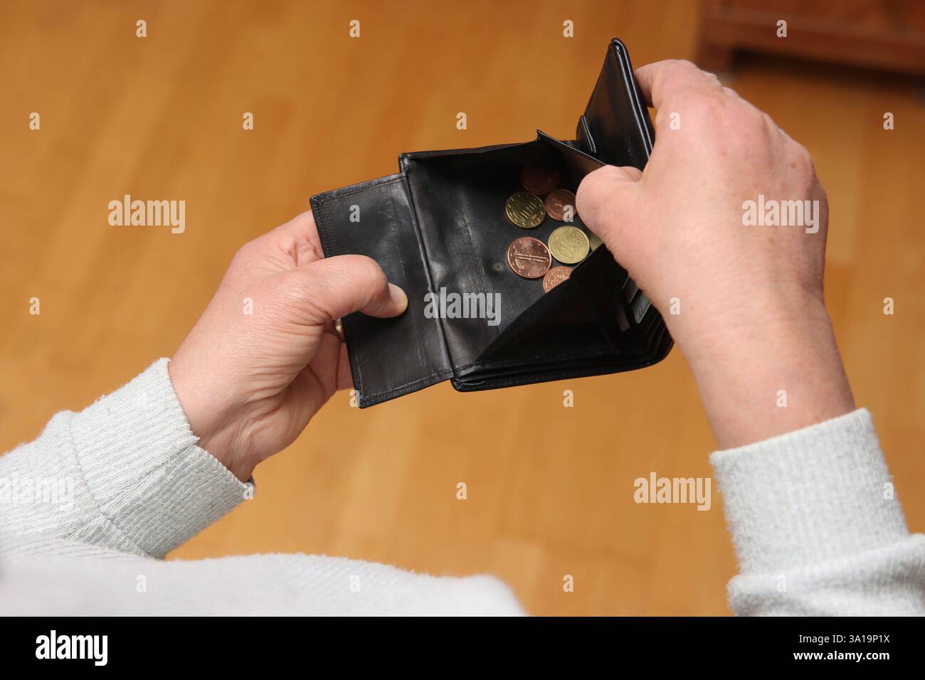 Woman shows empty wallet hi-res stock photography and images - Alamy