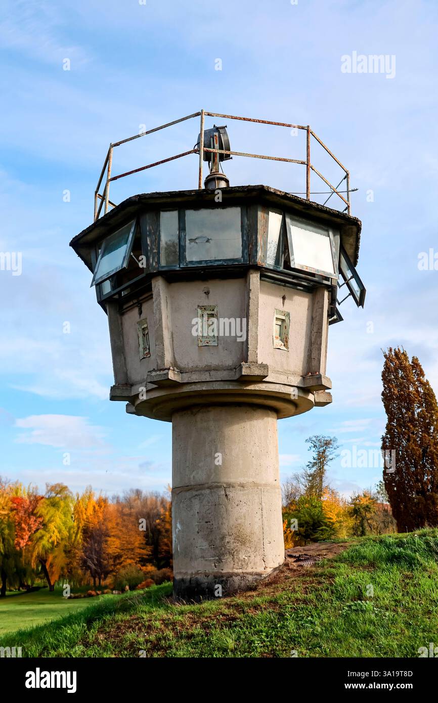 An RTB observation tower on the inner-German border 1989 Stock Photo ...