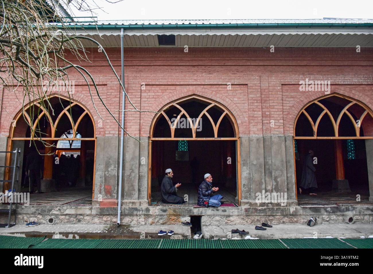 Shopian, India. 07th Mar, 2025. Kashmiri Muslim men pray at the Grand ...