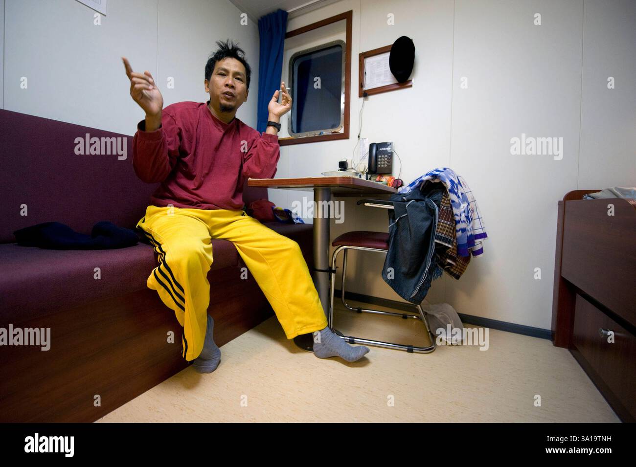 Portrait Seafarer / Able Seaman. Een Indonesische zeeman in zijn hut op ...